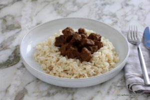 Klassisches, einfaches Rindergulasch mit Reis - Schöner Tag noch!